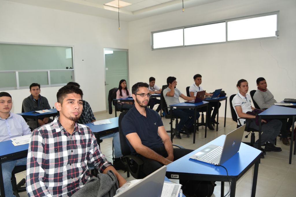 TV4 Noticias Guanajuato | IECA capacita en Inglés a colaboradores de MAZDA